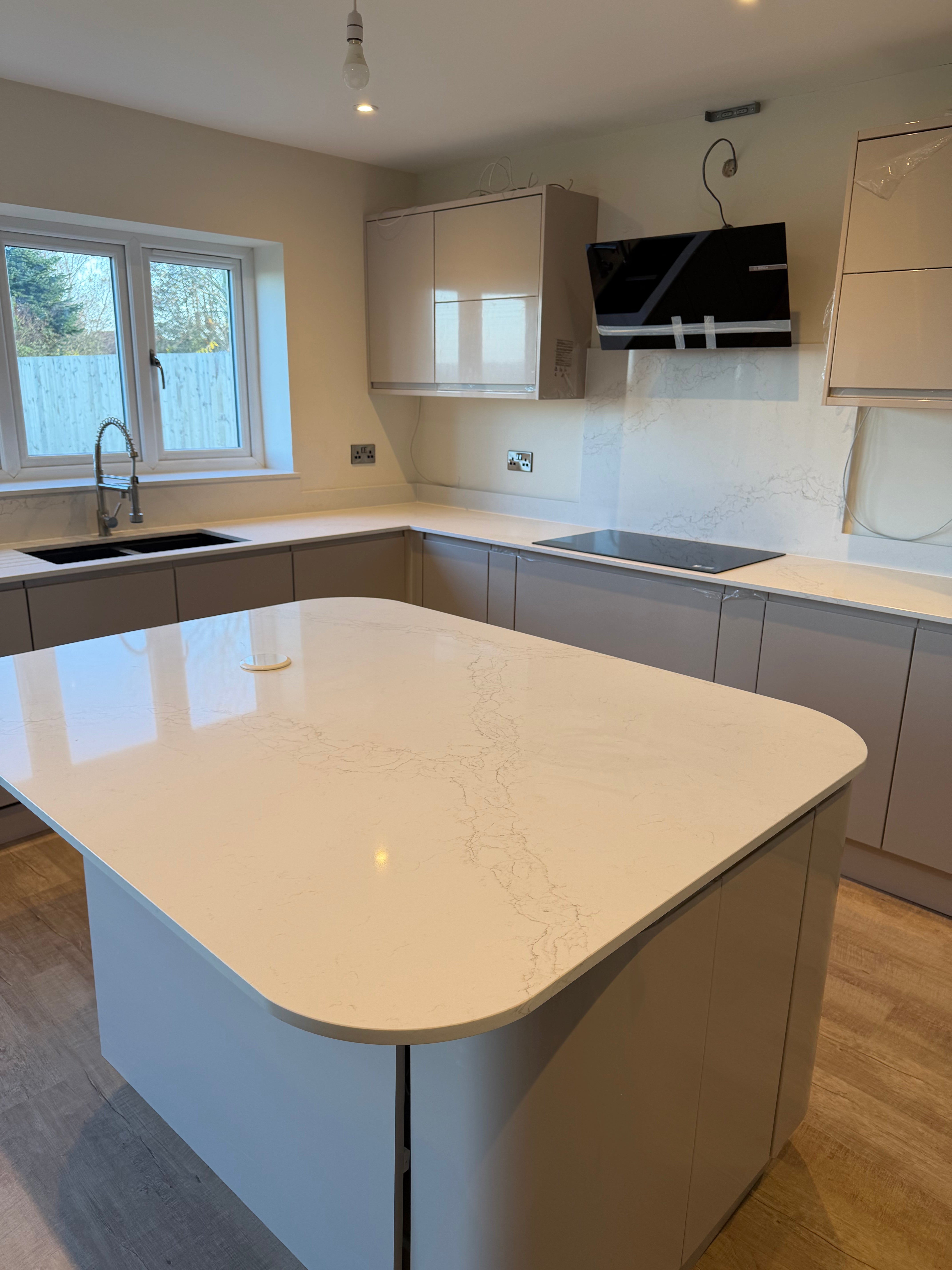 Calacatta Venato Quartz Worktop – Stokes Granite